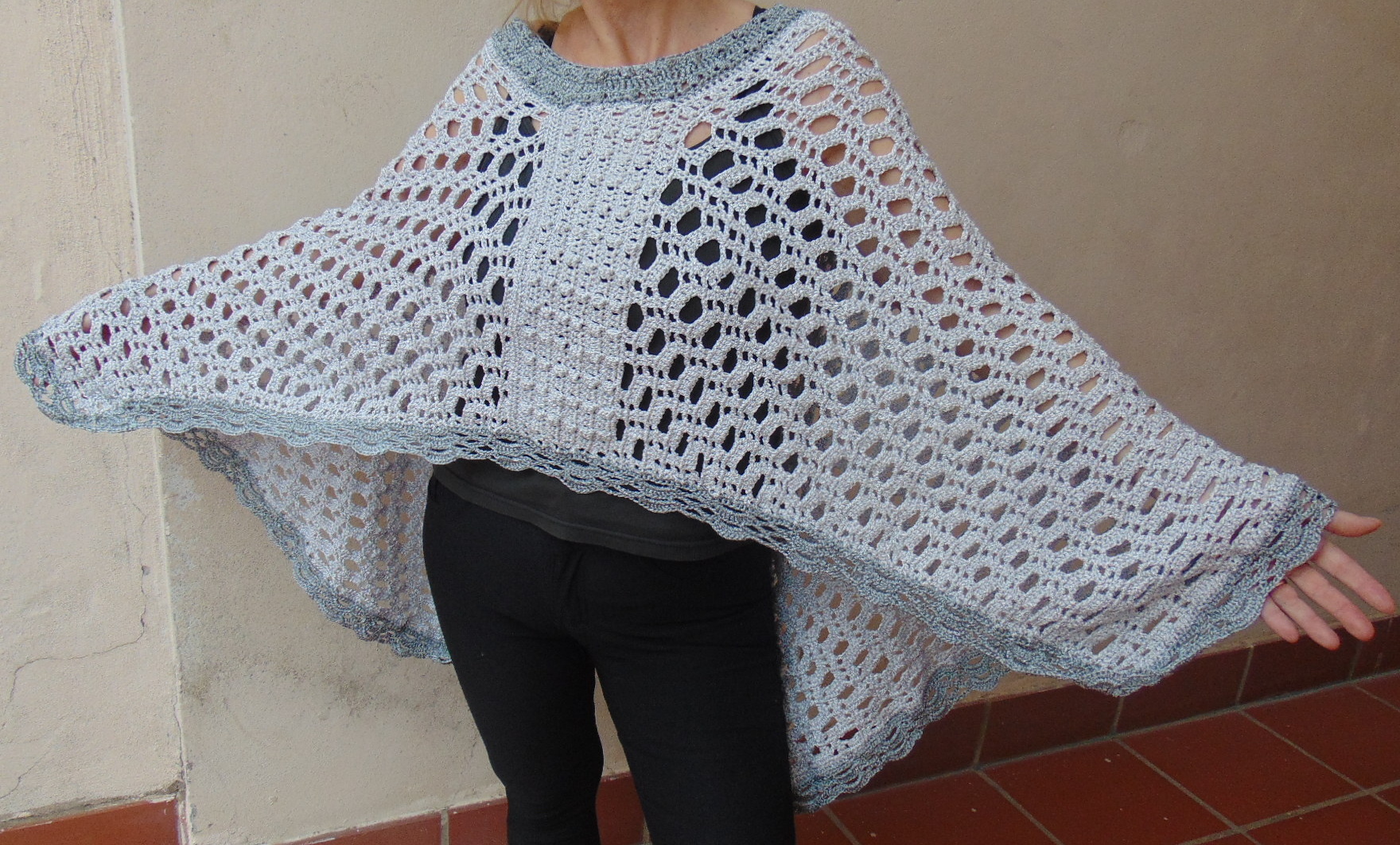 PONCHO TEJIDO A CROCHET HILO DE SEDA ARTIFICIAL PLATEADO – MY PUG ...